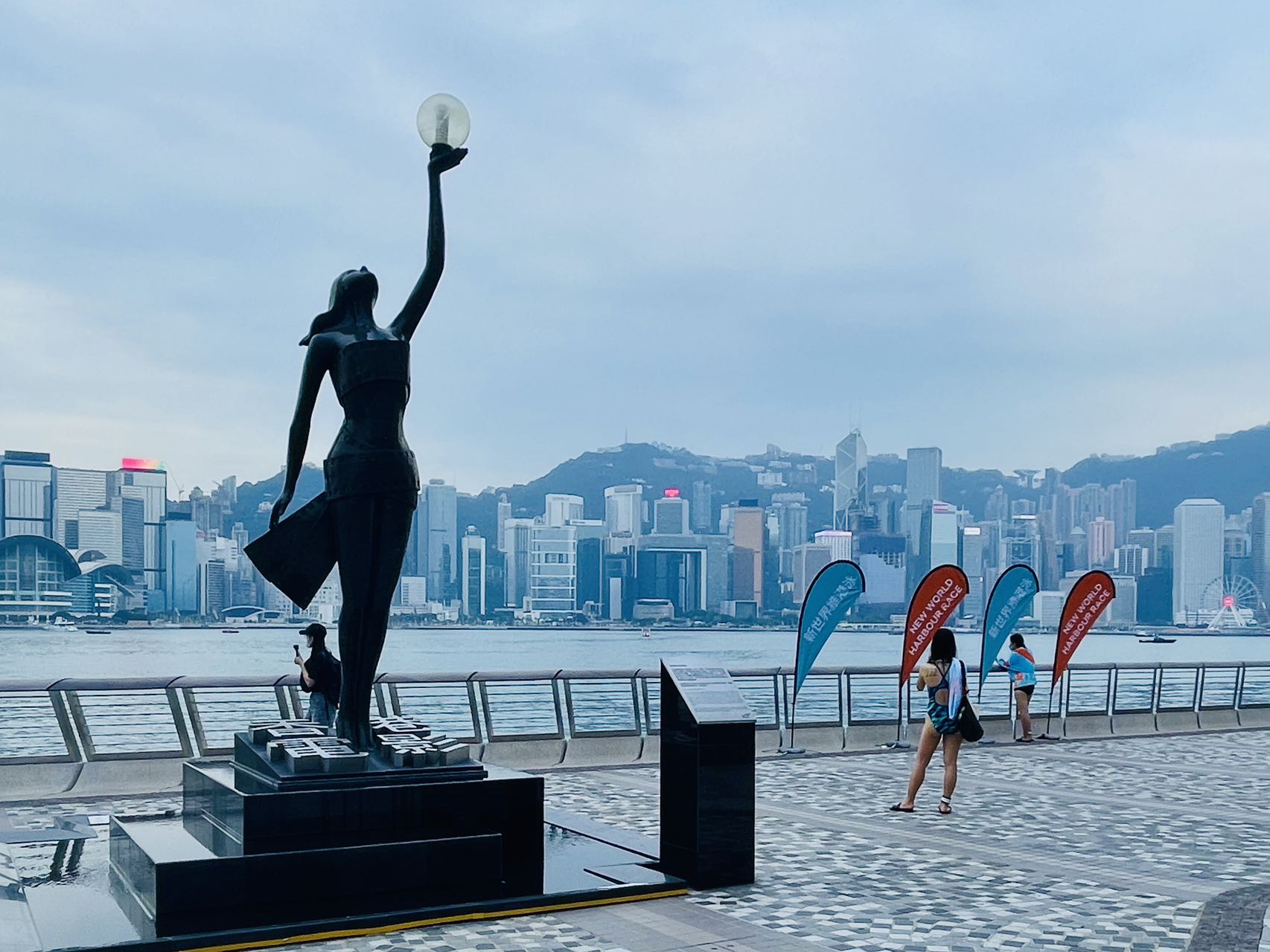 1,200 swimmers make waves in harbour race – The Young Reporter